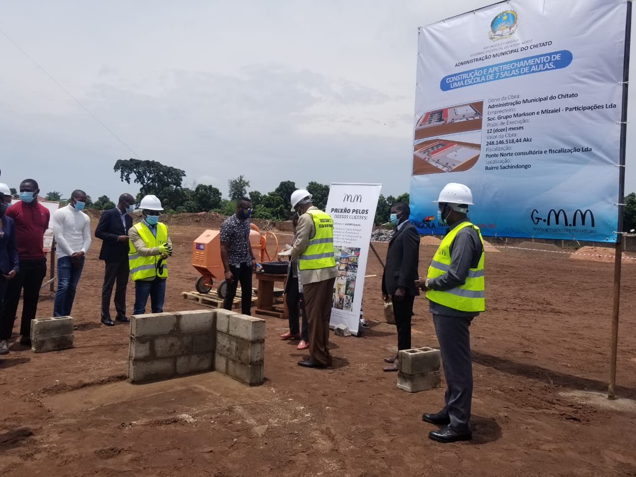 Acto de Consignação para construção e apetrechamento de uma escola de 7 ...